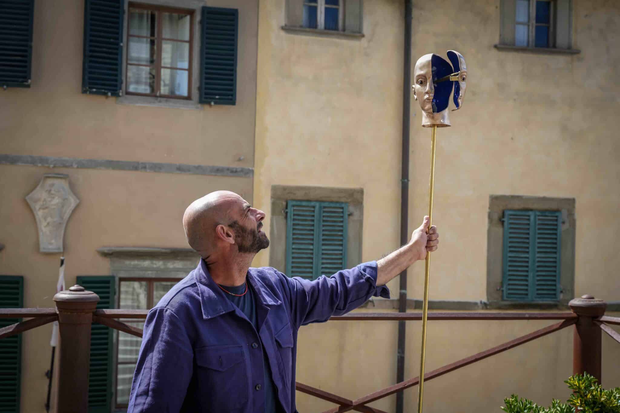 Il "Blu" di Sergio Fiorentino invade il borgo di Radda in Chianti ...